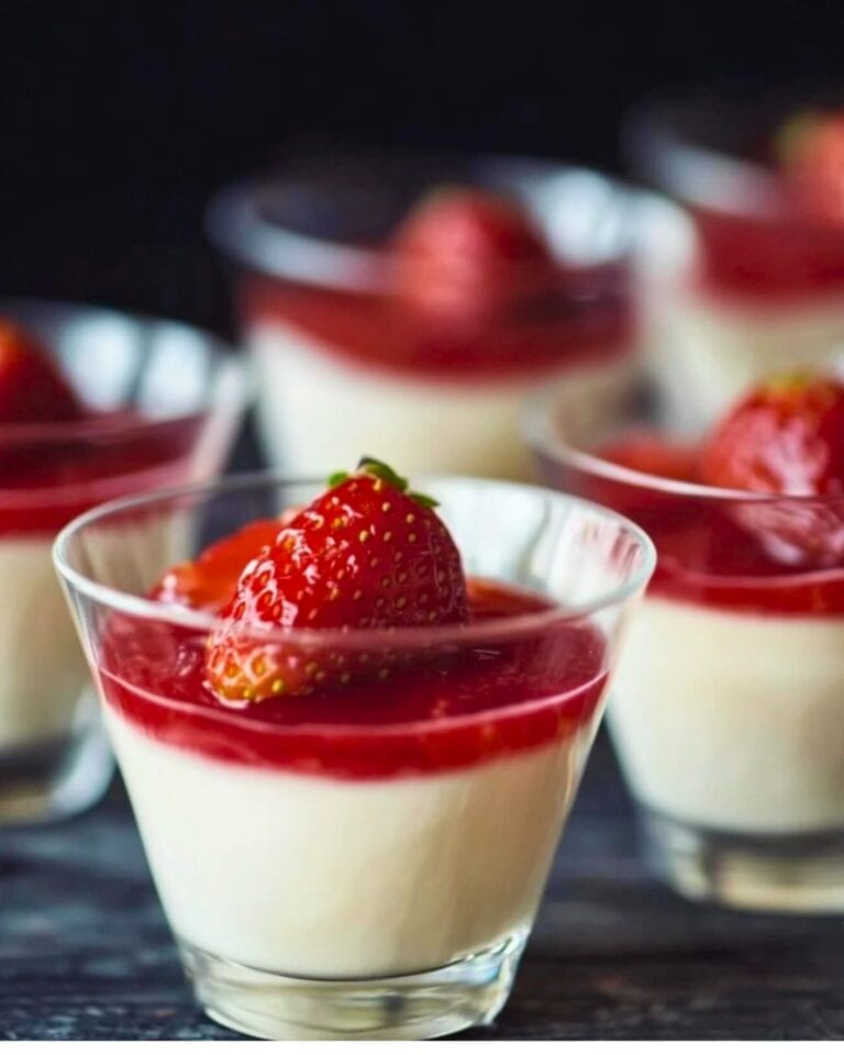 Simple Italian Strawberry Panna Cotta - easypeasyrecipes.net